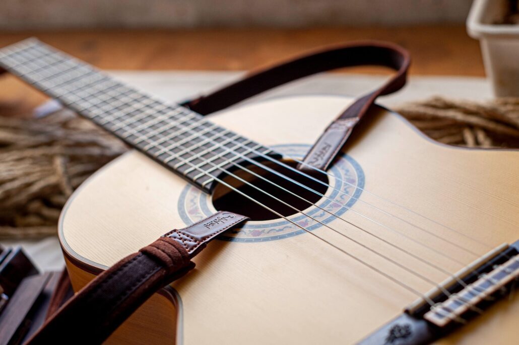 Consejos para sostener de manera correcta una guitarra - Afinador de ...